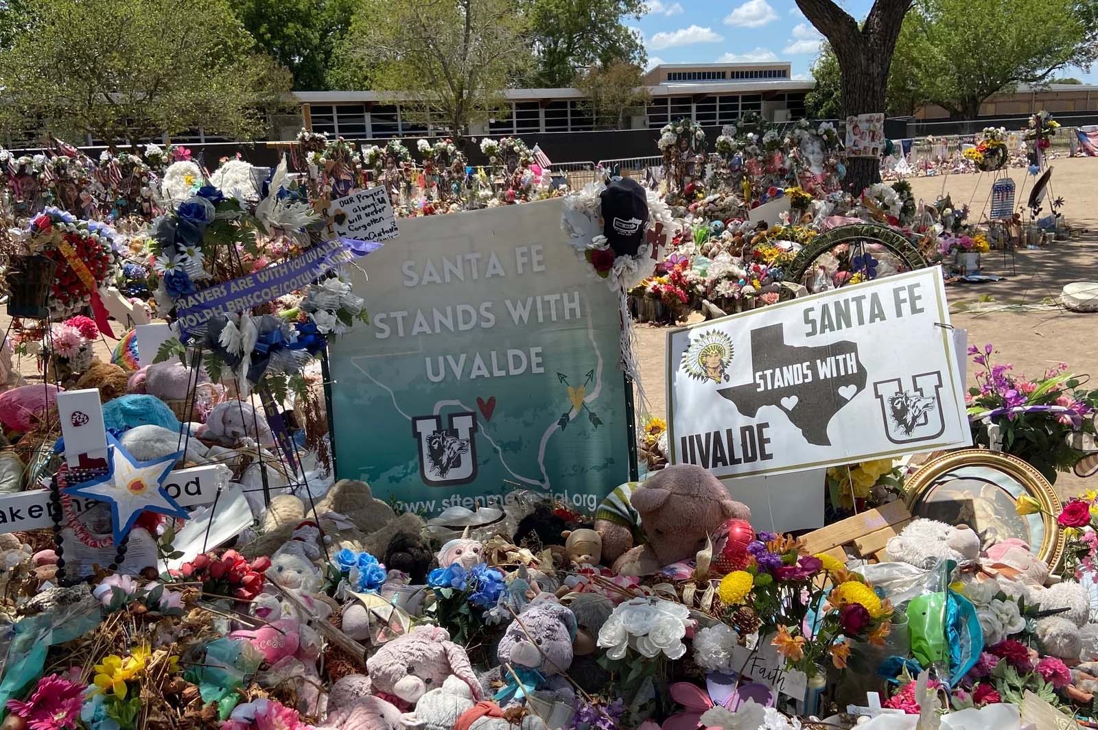 Texas artists honor the Uvalde victims with 21 murals they hope will ...